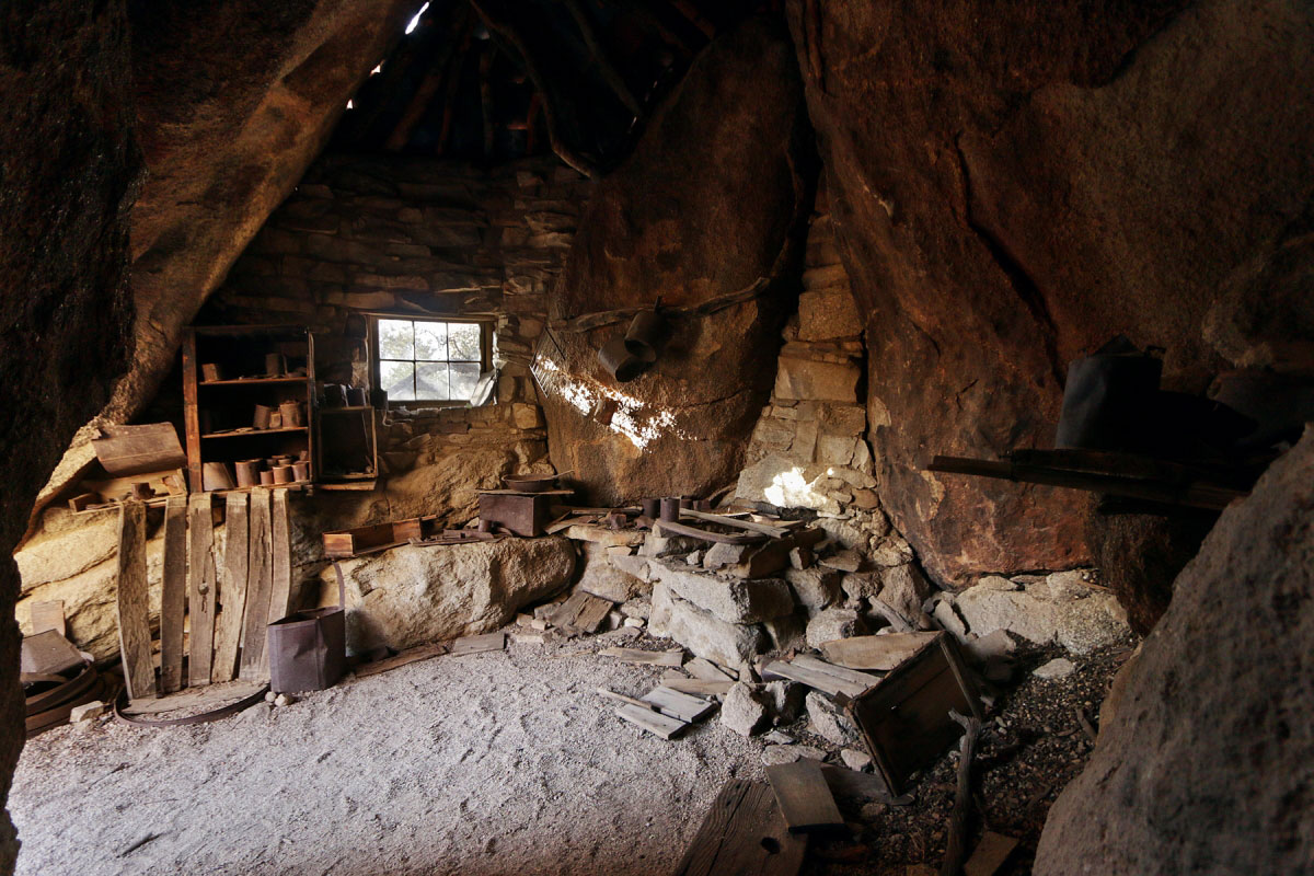 Hiking Eagle Cliff Cabin from Split Rock in Joshua Tree National Park ...